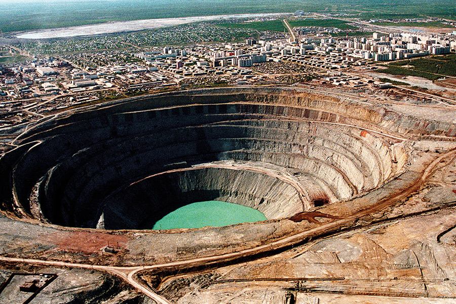 Mina Mir din Siberia – Craterul Interzis care Poate Prăbuși Elicoptere ...