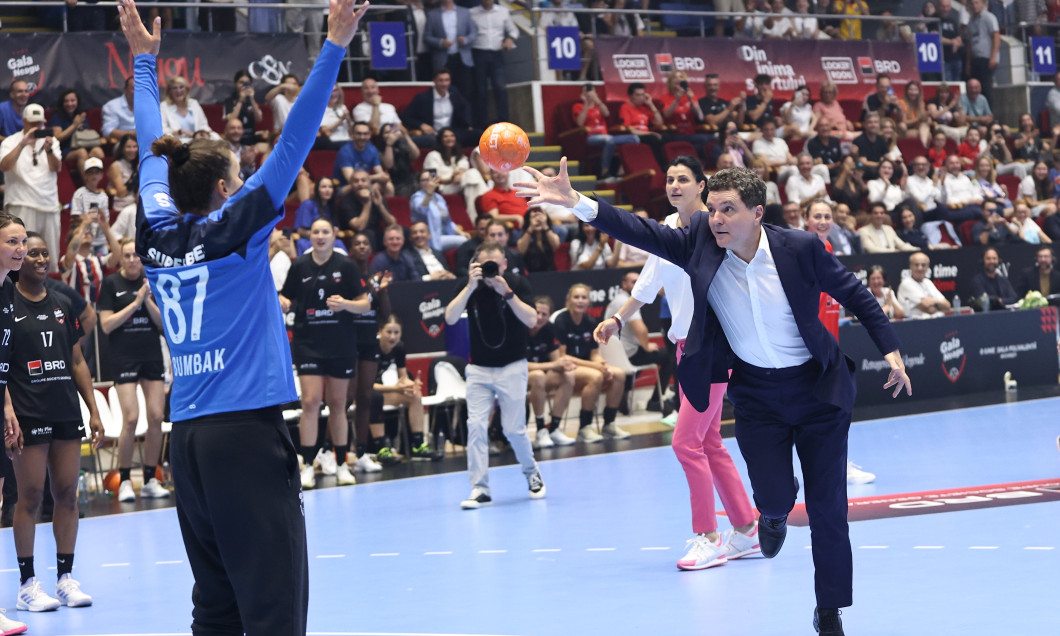 NICUȘOR DAN ȘI MAREA EPOPEE A ȘUTULUI FANTOMĂ – Mica Românie